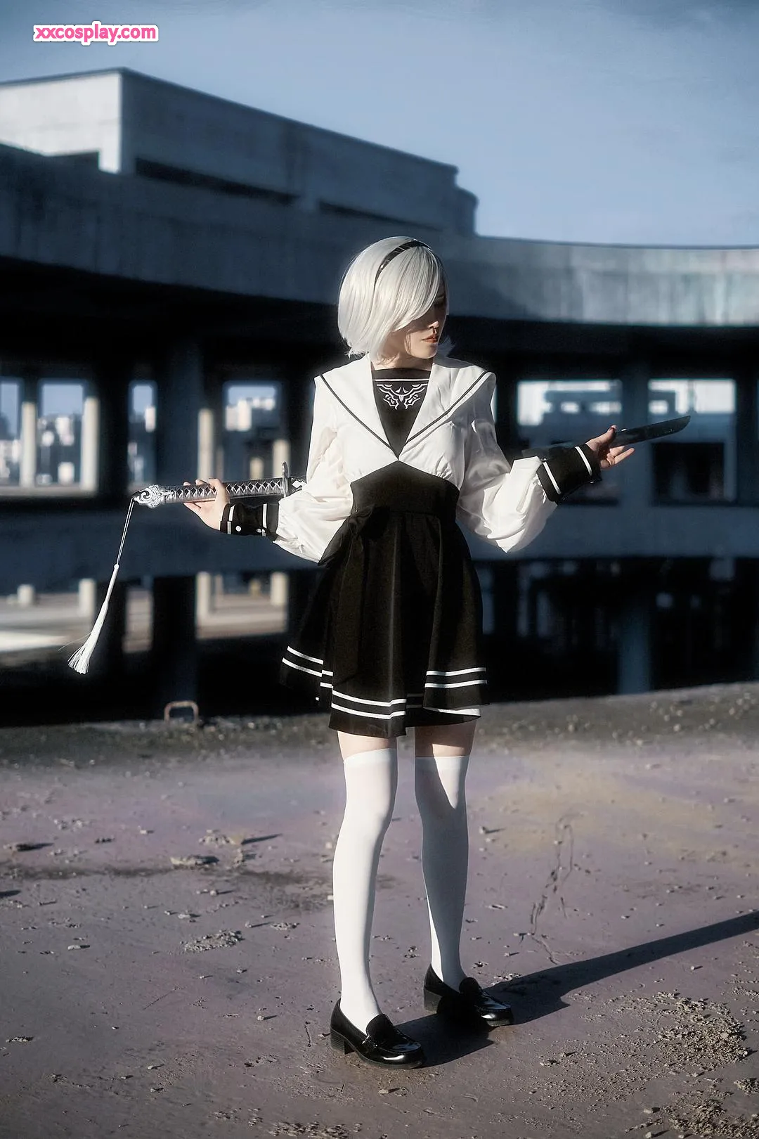 Lu Basui als 2B in den Ruinen - NieR: Automata | xxcosplay